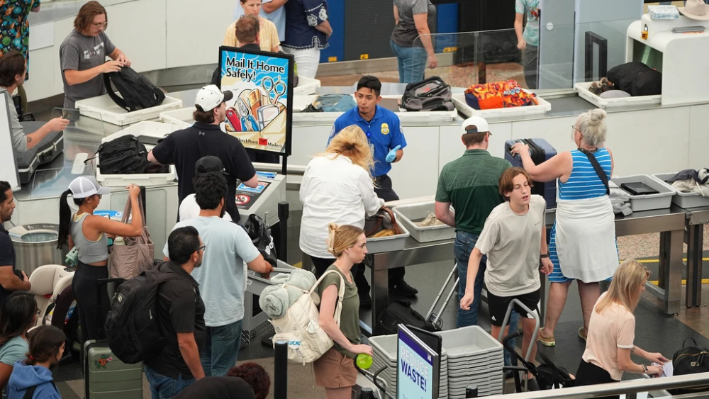 U.S. travelers face thousands of flight delays, hundreds of ...